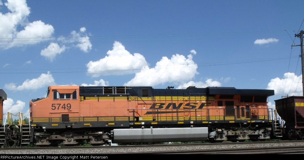 BNSF 5749
